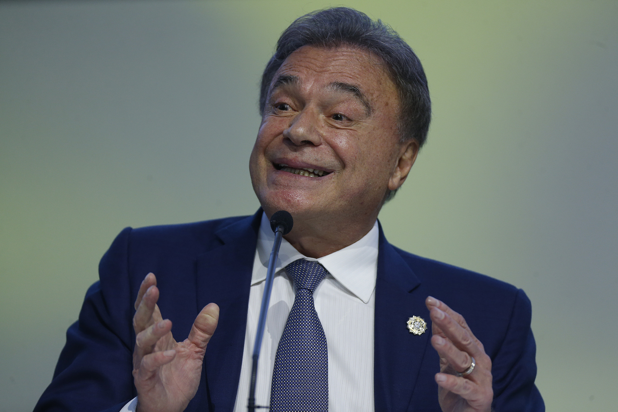 A BMW de Alvaro Dias - Crusoé