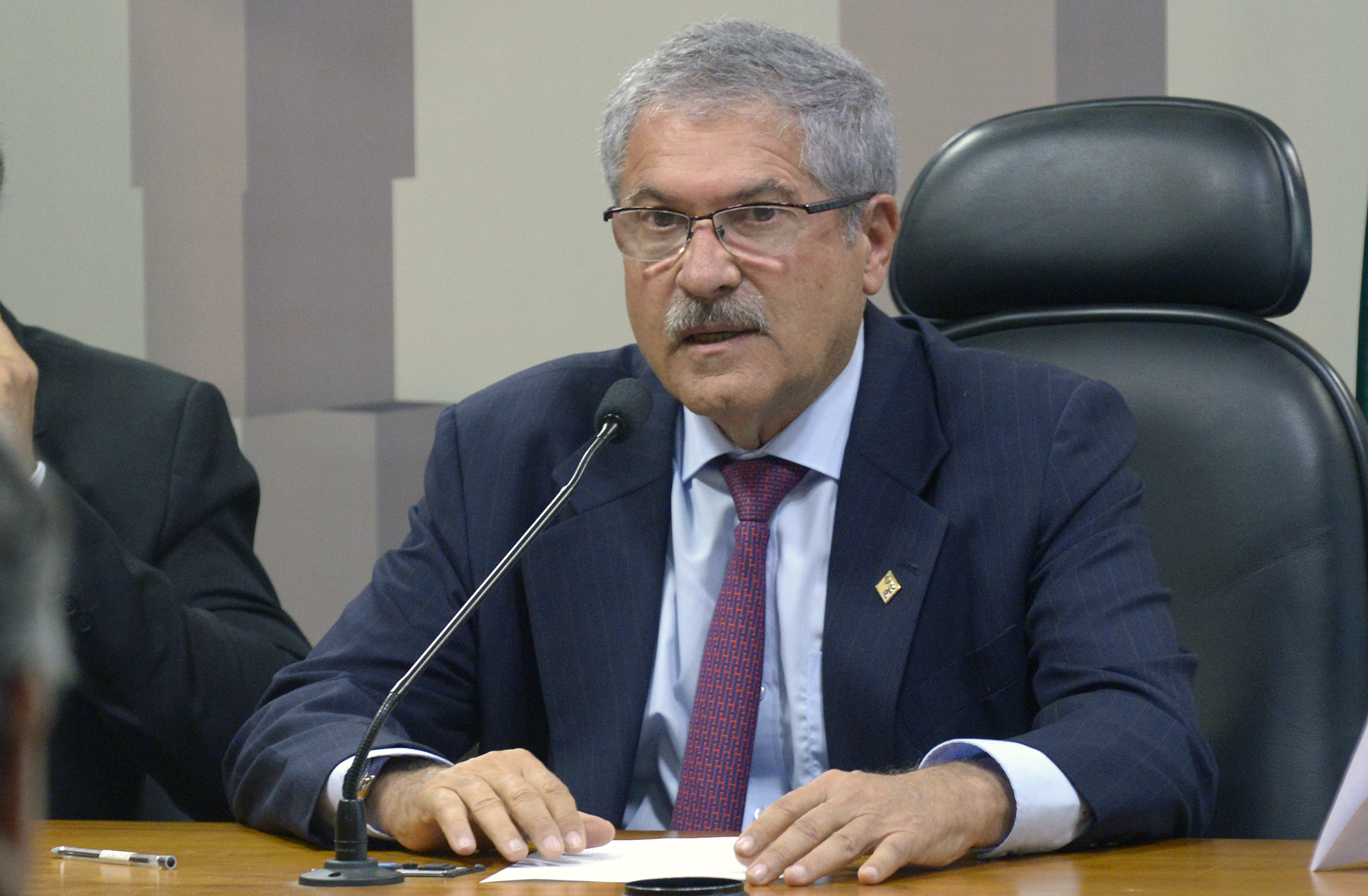 Josué agora topa qualquer missão - Crusoé