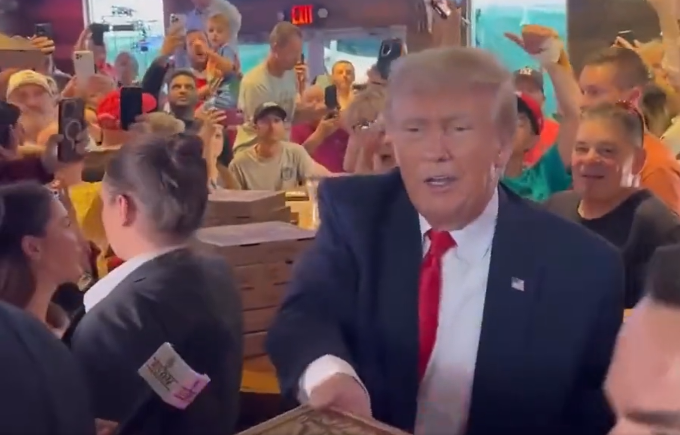 Longe dos debates, Donald Trump entrega pizzas a eleitores - Crusoé