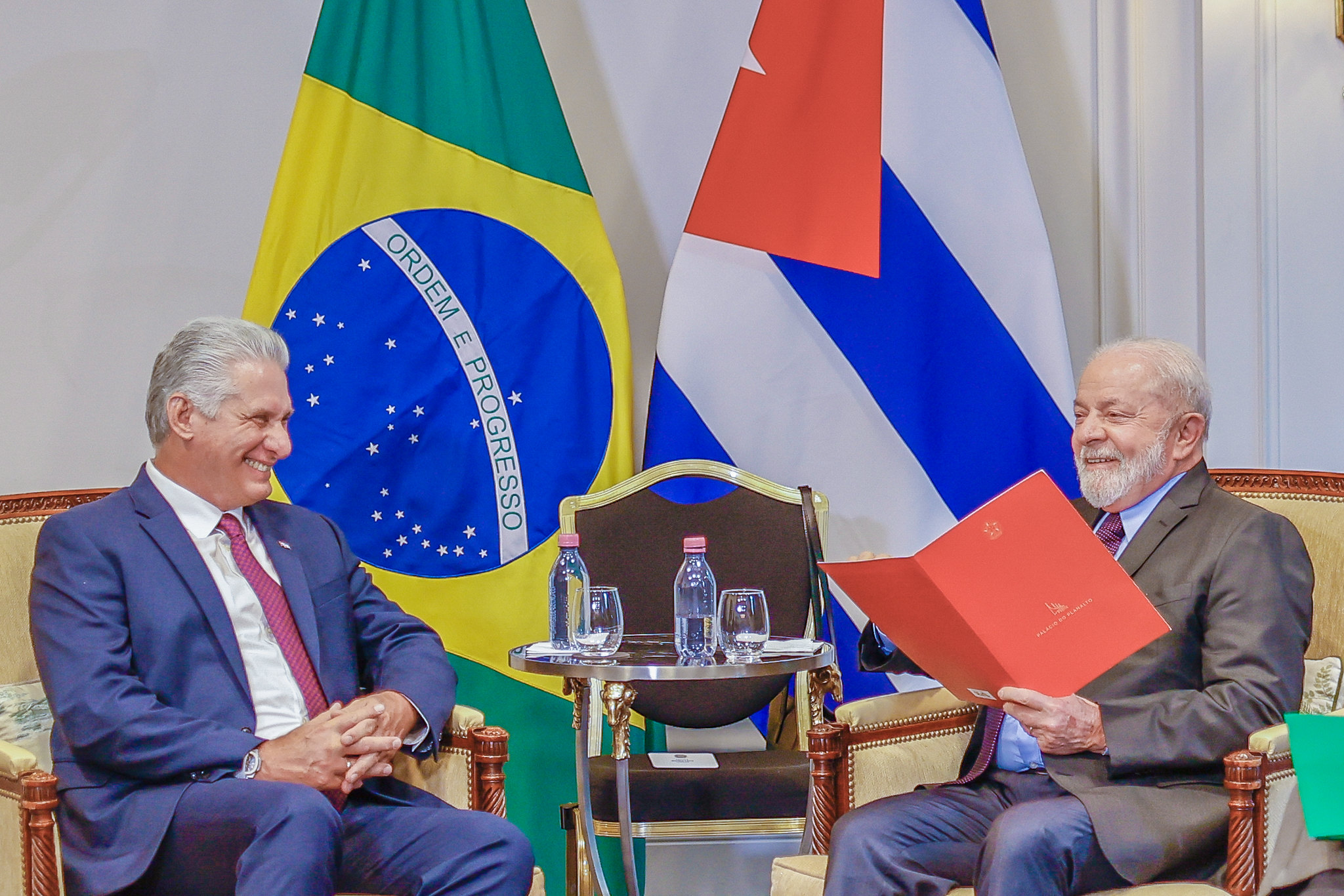 O aperto de mãos das diplomacias do Brasil e Cuba - Crusoé