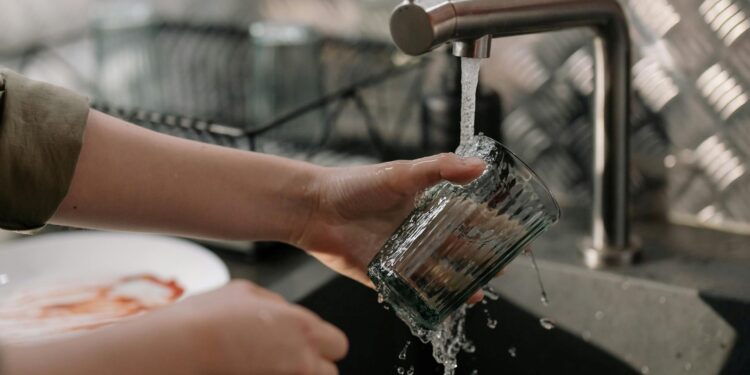 O que significa odiar lavar a louça, segundo a psicologia